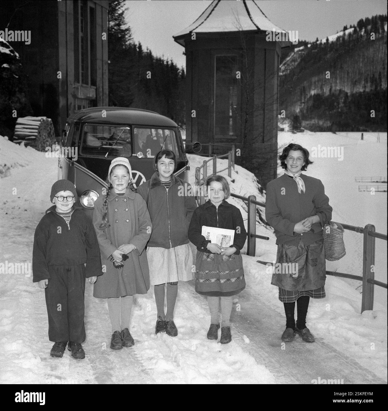 Kinder aus dem Klöntal beim Einsteigen in Schulbus, Glarus 1957# ...