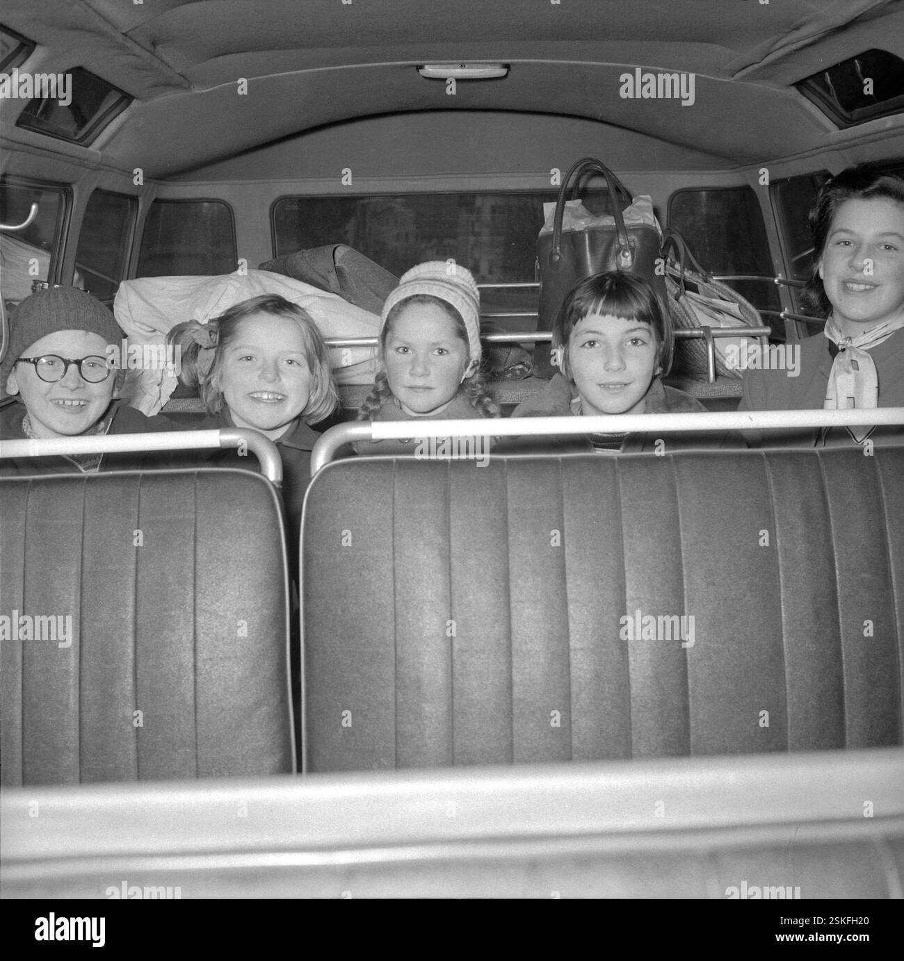 Kinder aus dem Klöntal im Schulbus, Glarus 1957#Children from Kloental ...