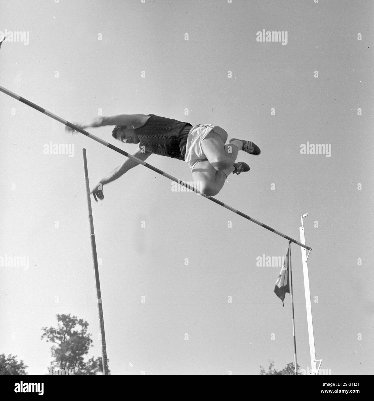 Leichtathletik-SM 1957 Bern: Walter Hofstetter seiht im Stabhochsprung# ...
