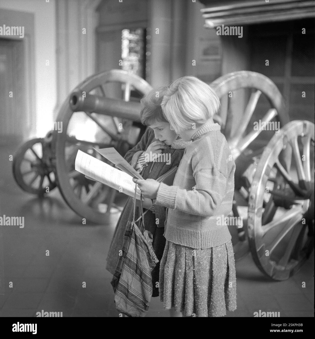 Kinder besuchen das Landesmuseum Zürich 1957#Children visiting the ...