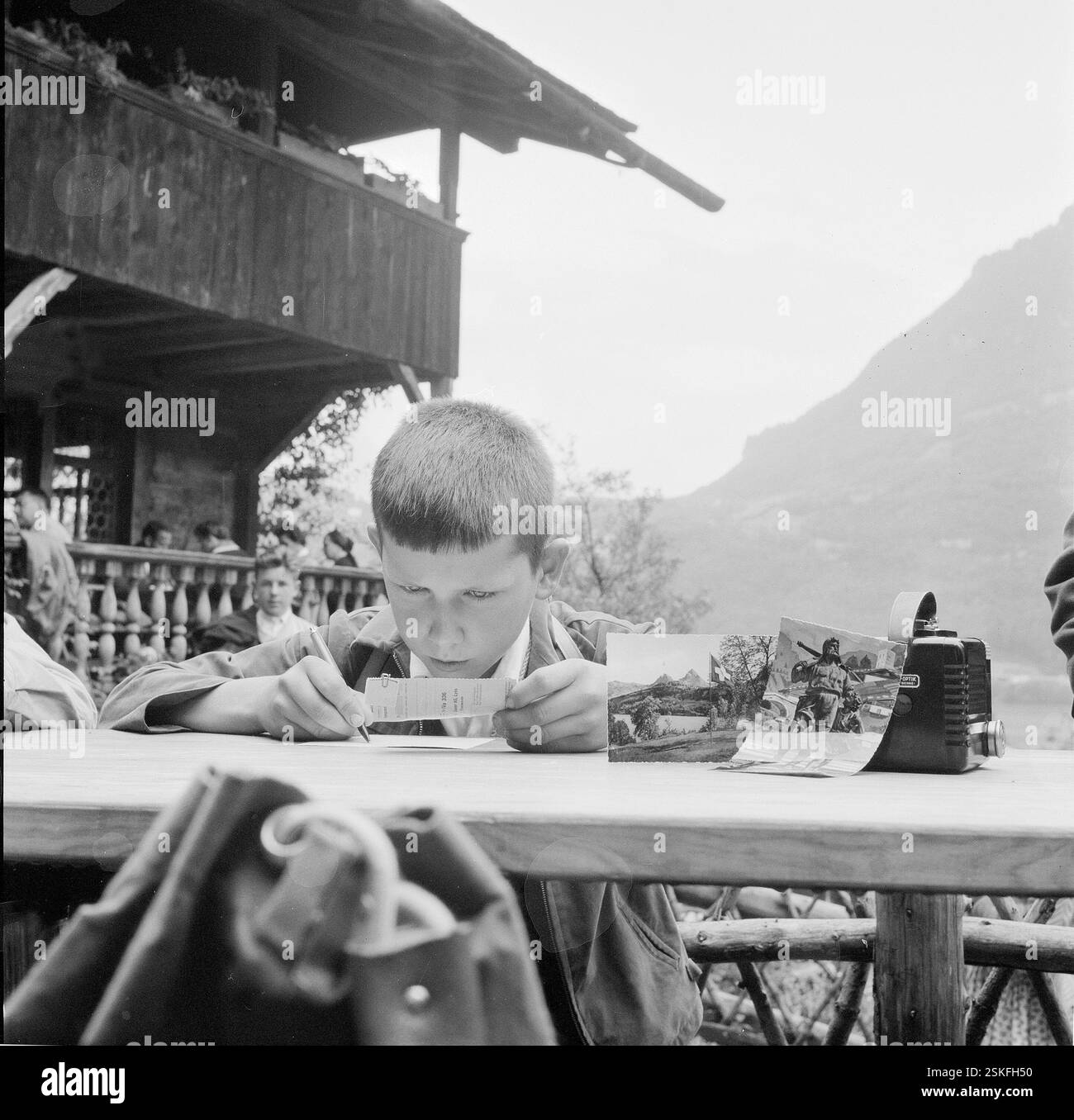 Schulreise,Junge beim Postkarte schreiben, 1958#School outing, boy ...