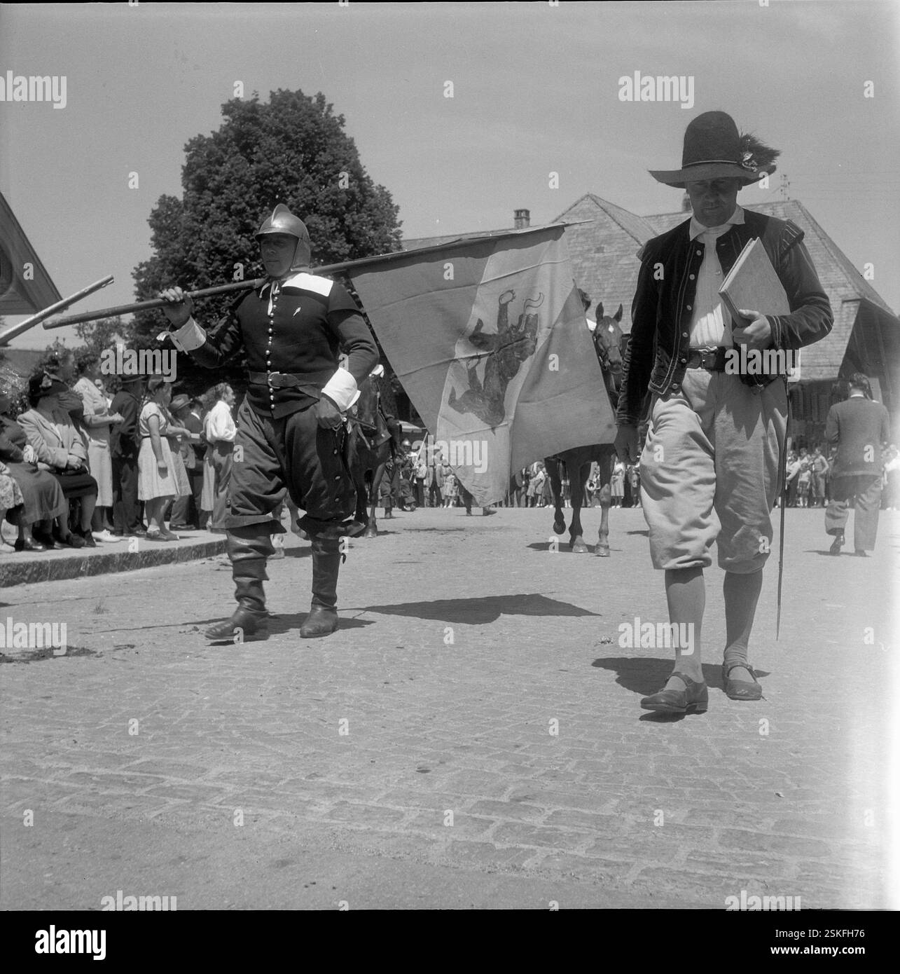 Mann trägt Berner Fahne an der 300-Jahrfeier des Schweizerischen ...