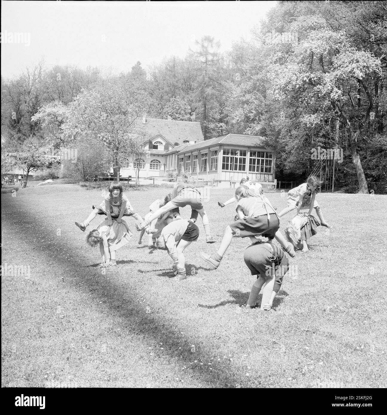 Freiluftschule, Waldschule Zürich 1958: Kinder beim Bockspringen# ...