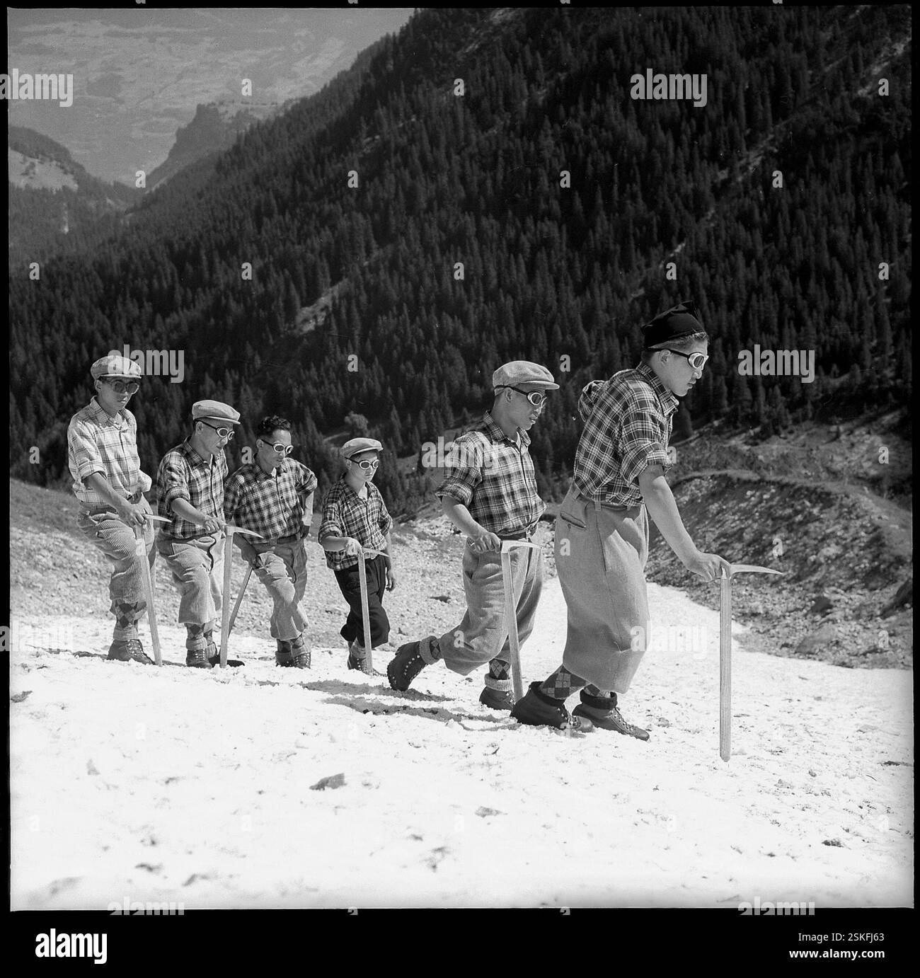 Kader des neuen Himalayan Mountaineering Institute; u.a. Tenking Norkay ...