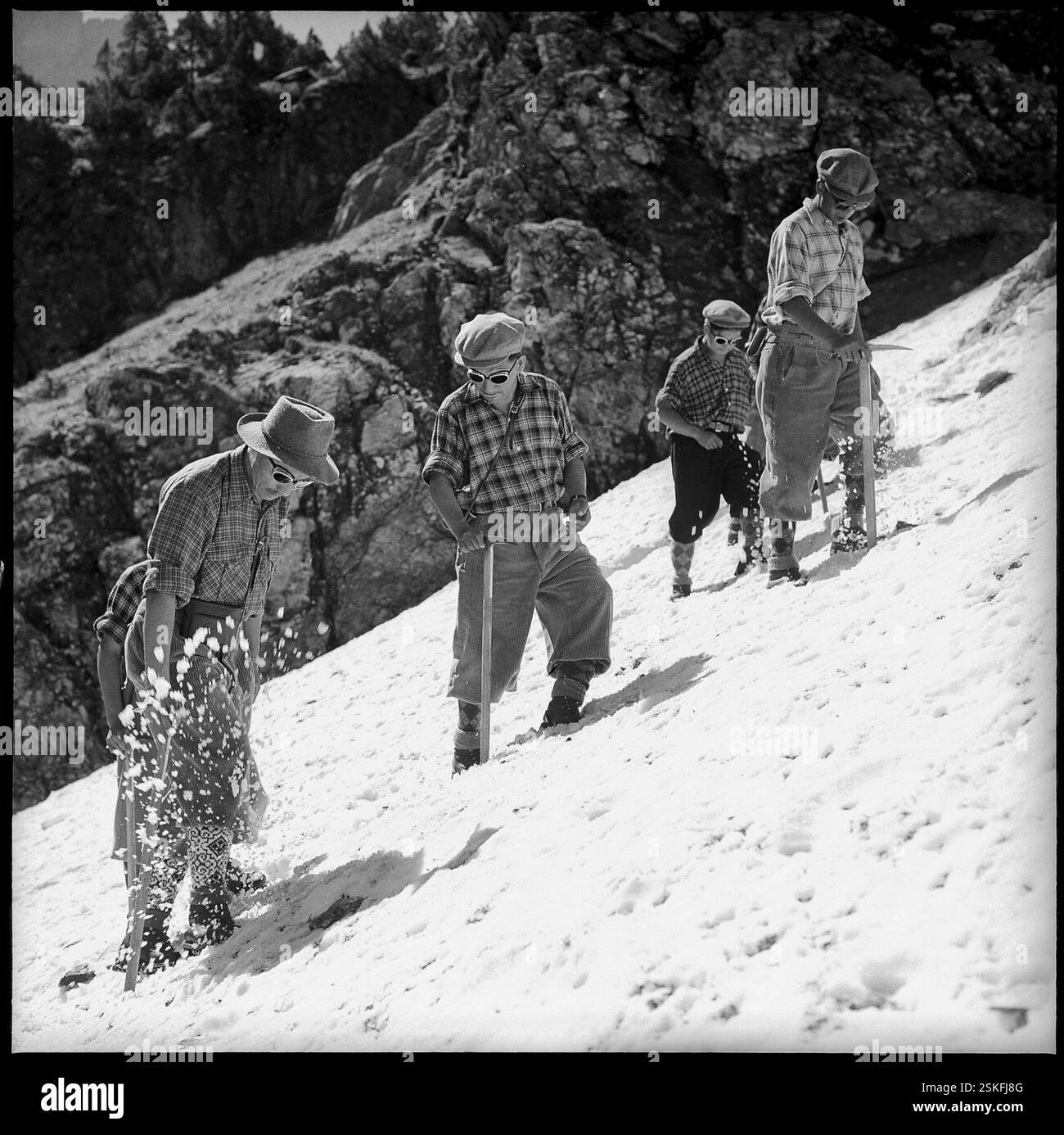 Kader des neuen Himalayan Mountaineering Institute; u.a. Tenking Norkay ...