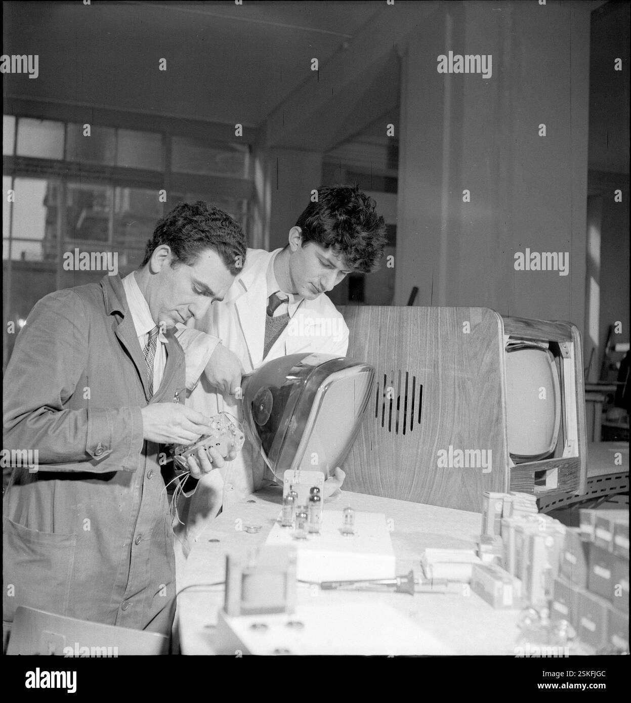 Herstellung von Fernsehern in Genf 1954#Production of TV sets in Geneva ...