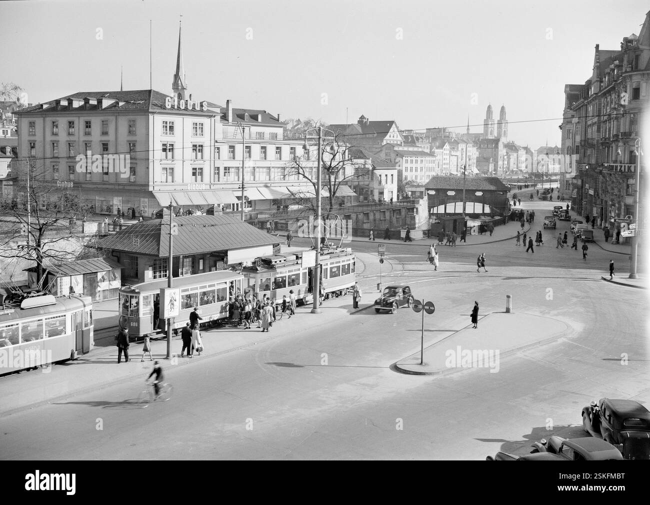 Zürich, Bahnhofquai, Warenhaus Globus und Holzbrücke über die Limmat ...