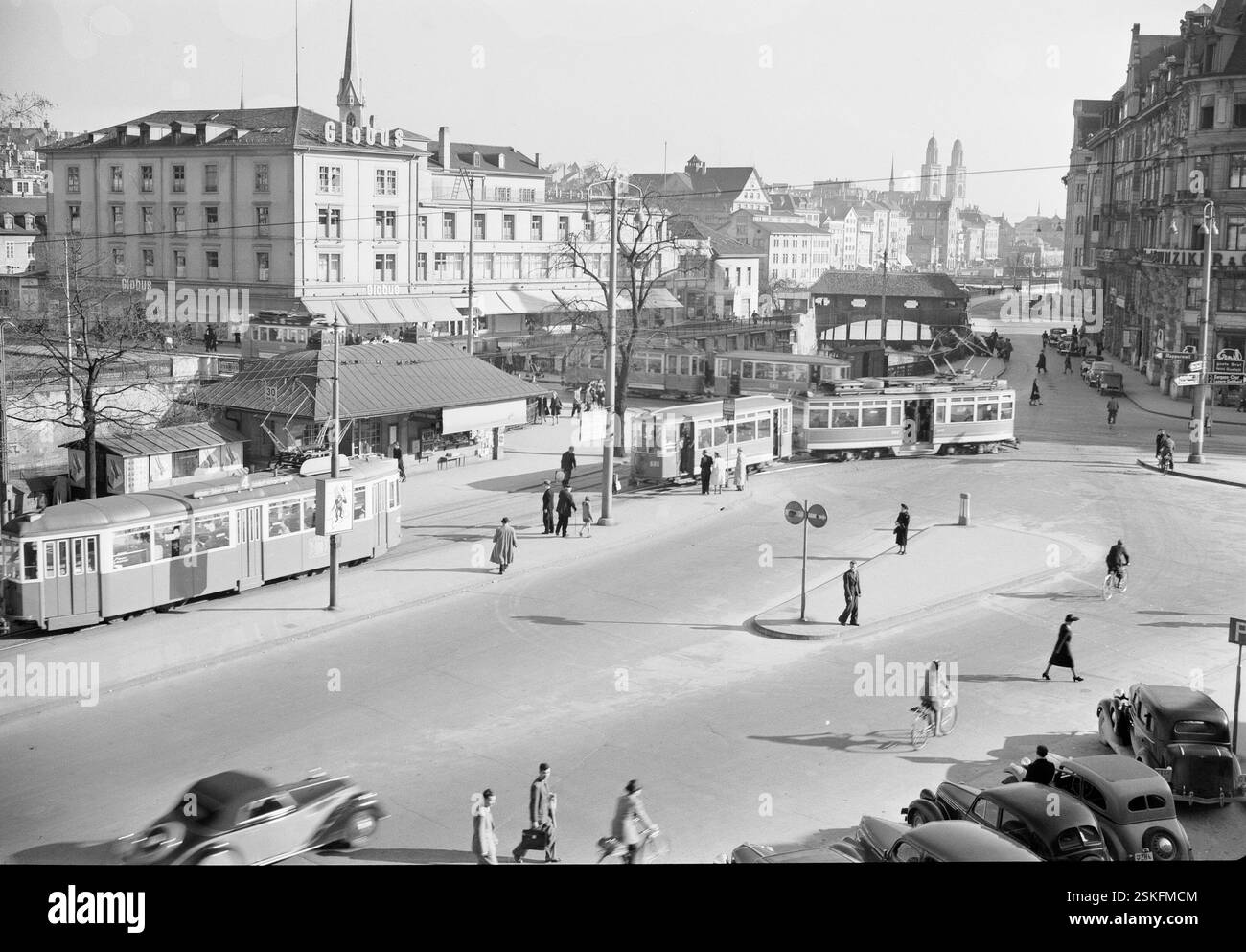 Zürich, Bahnhofquai, Warenhaus Globus und Holzbrücke über die Limmat ...