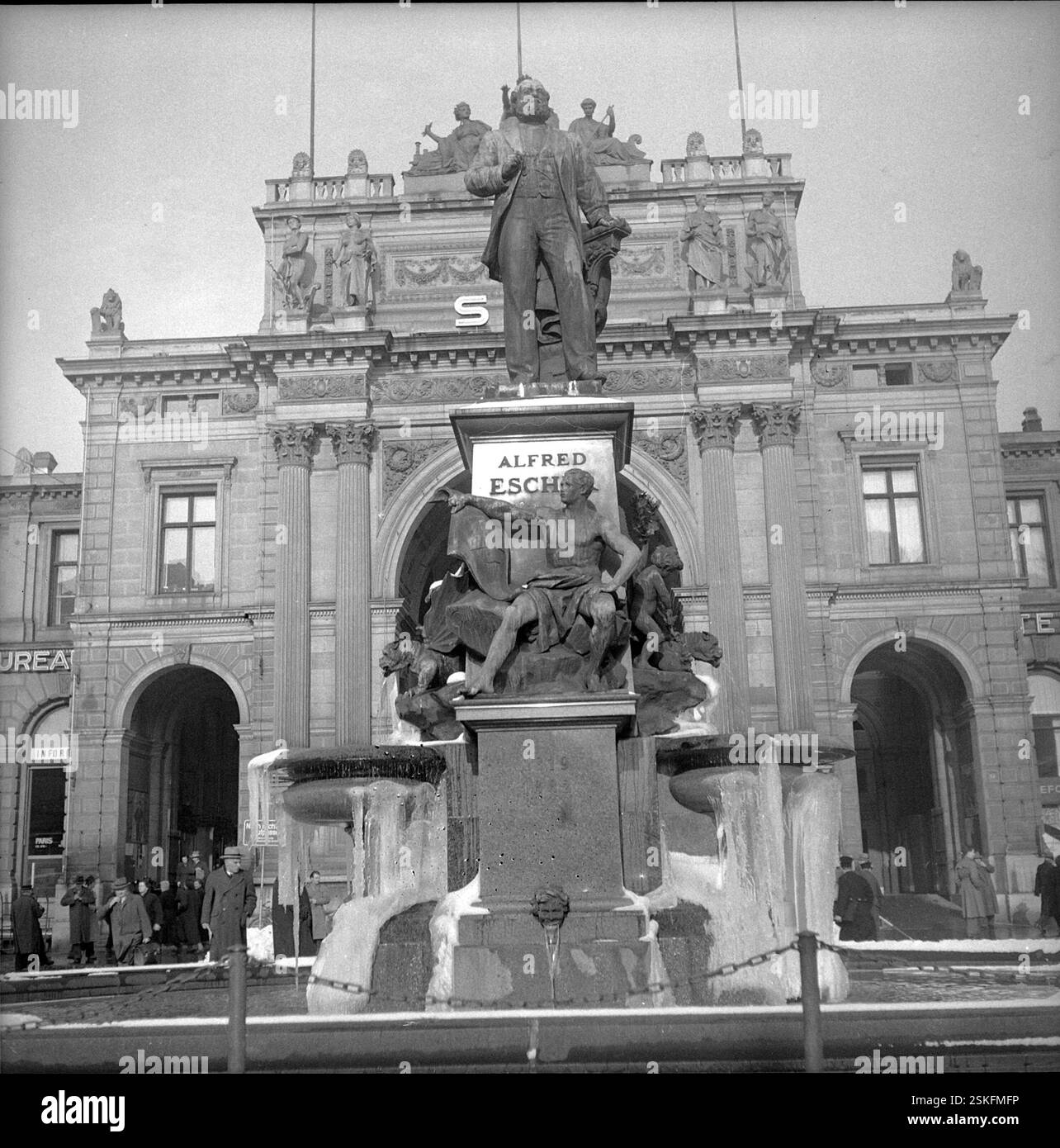 Alfred-Escher-Denkmal mit Eiszapfen, Zürich 1954#Alfred-Escher statue ...