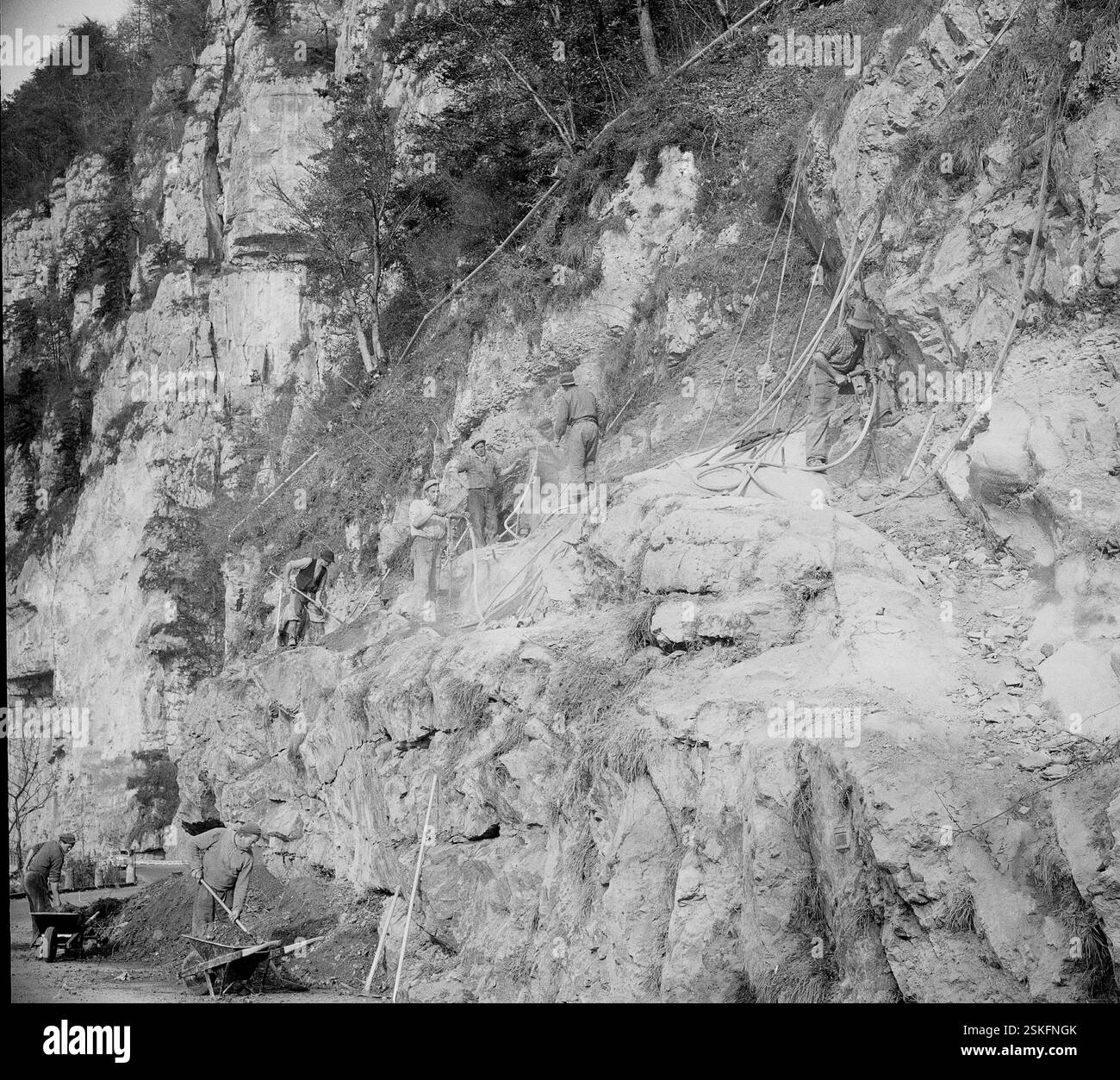 Bau, Ausbau der Axenstrasse 1954#Axenstrasse under construction 1954 ...