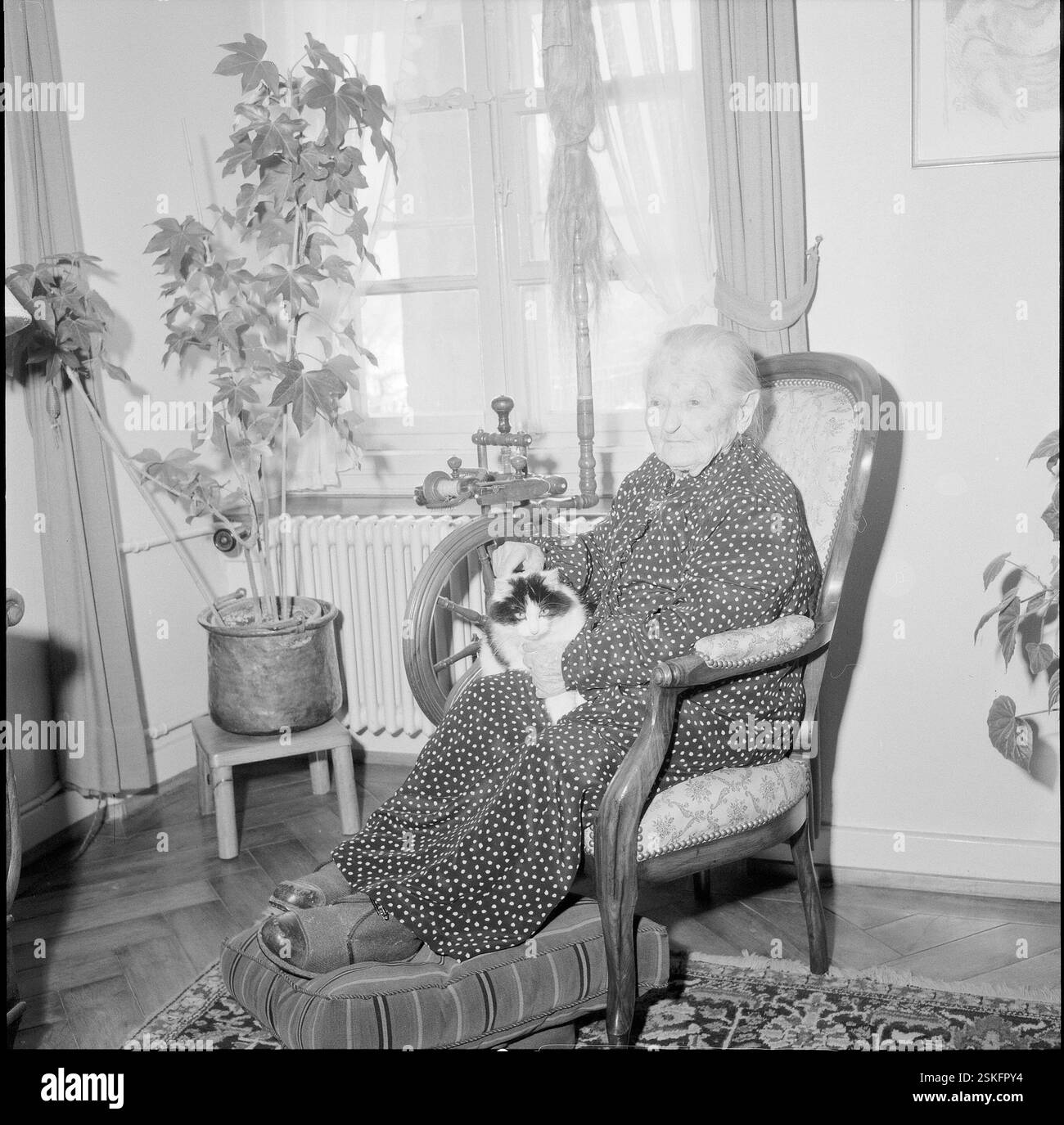 Frau Anna Barbara Simmen, Hundertjährige; im Altersheim Friedheim 1959# ...