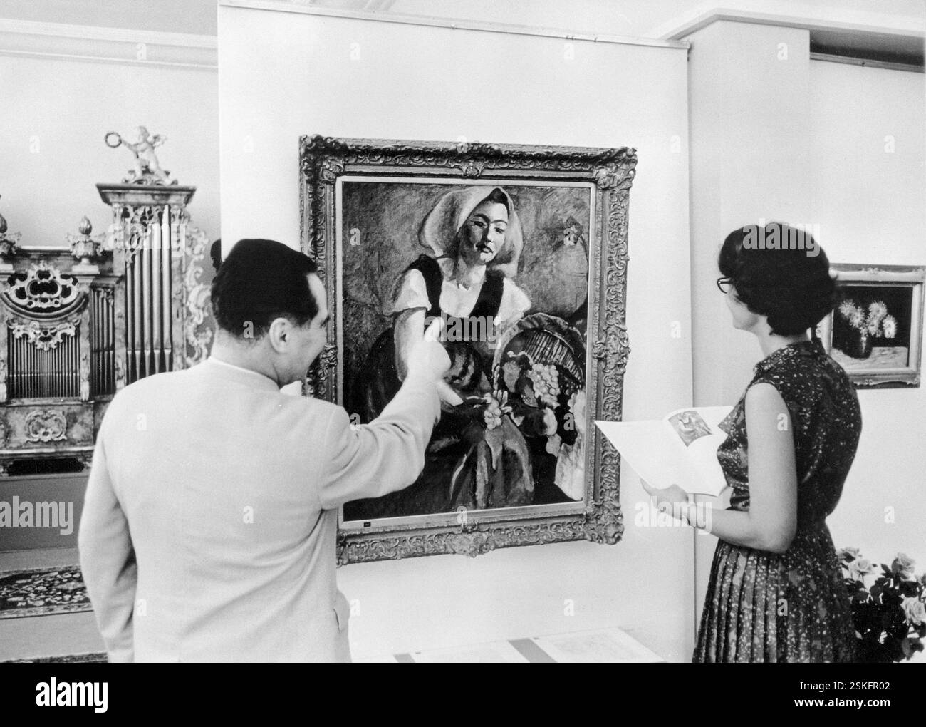 Anton Achermann in seiner Hofgalerie, Luzern 1967#Anton Achermann in his Hofgalerie, Lucerne ...