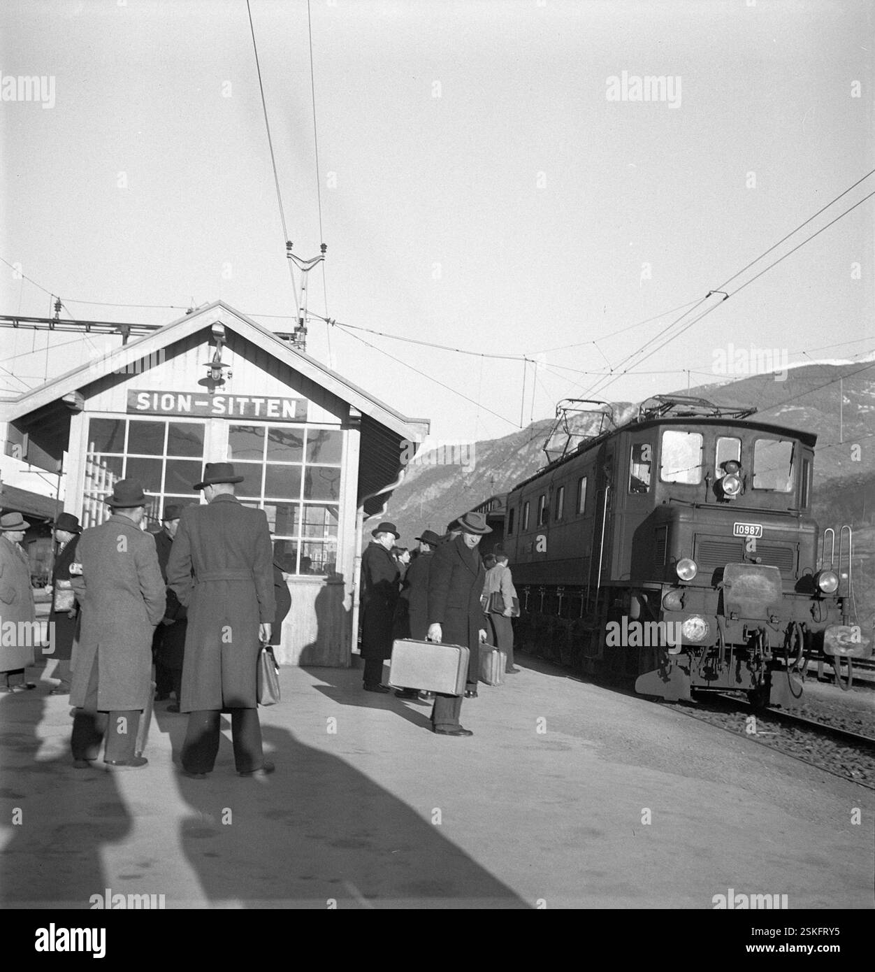 Auf dem bahnsteig Black and White Stock Photos & Images - Alamy