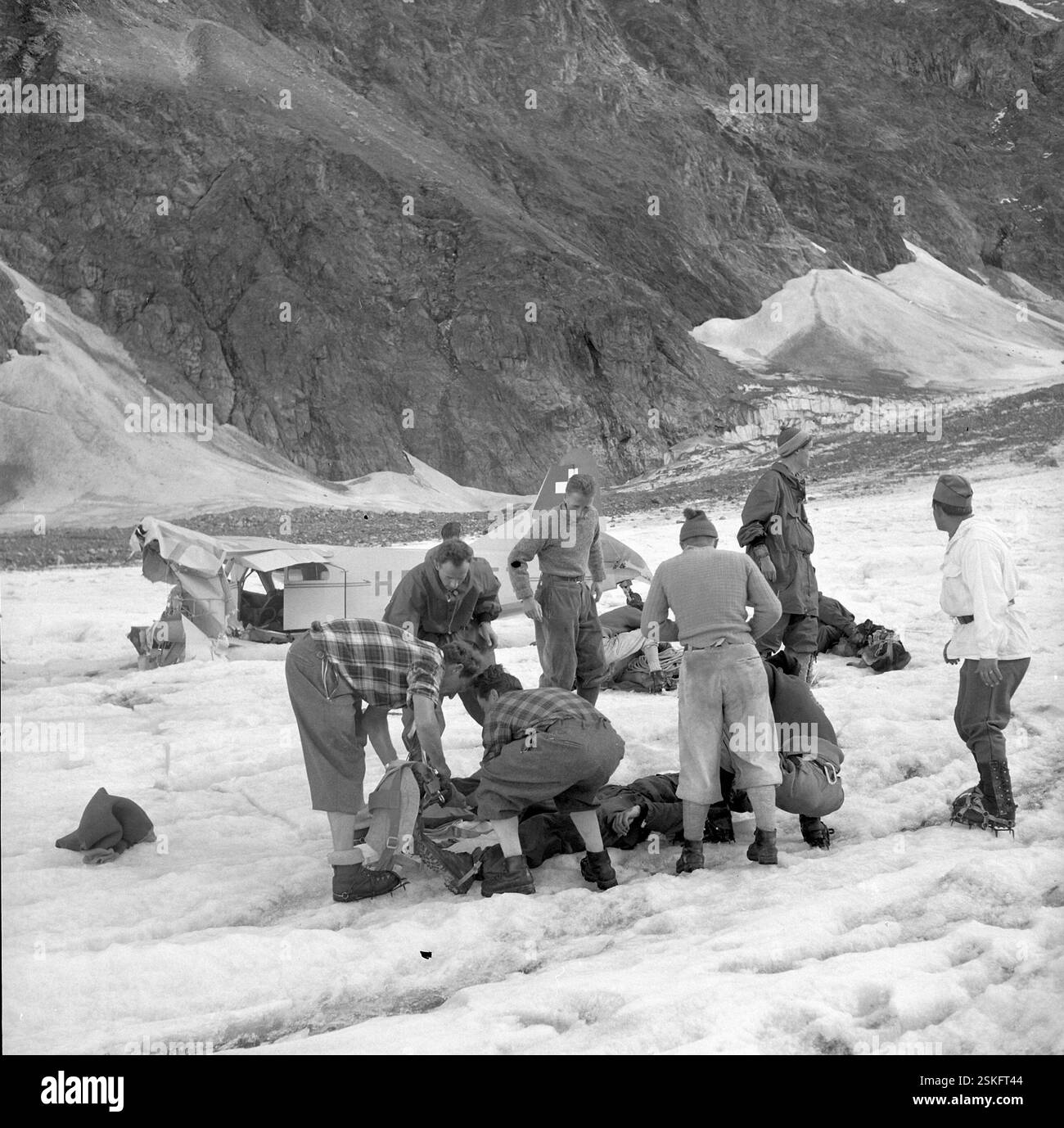 Absturz eines REGA-Flugzeugs, Wrack auf dem Steingletscher 1957#Crash ...