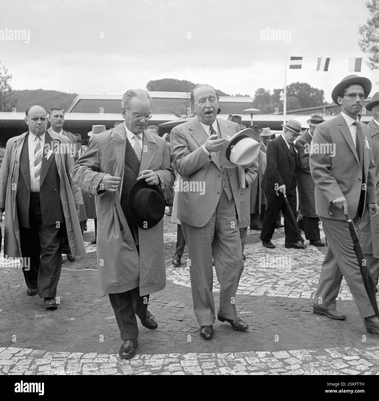 Bundesrat Giuseppe Lepori an der Eröffnung des Verkehrshaus Luzern 1959 ...