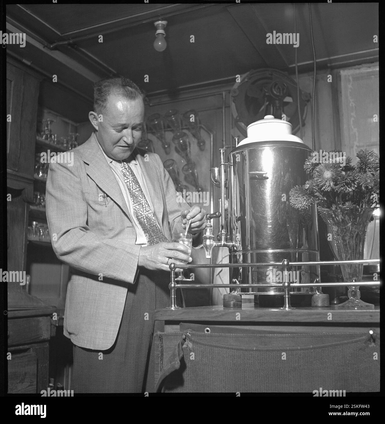 Heinz Ambühl beim Schnaps servieren in seinem Restaurant; Zell ca. 1948 ...