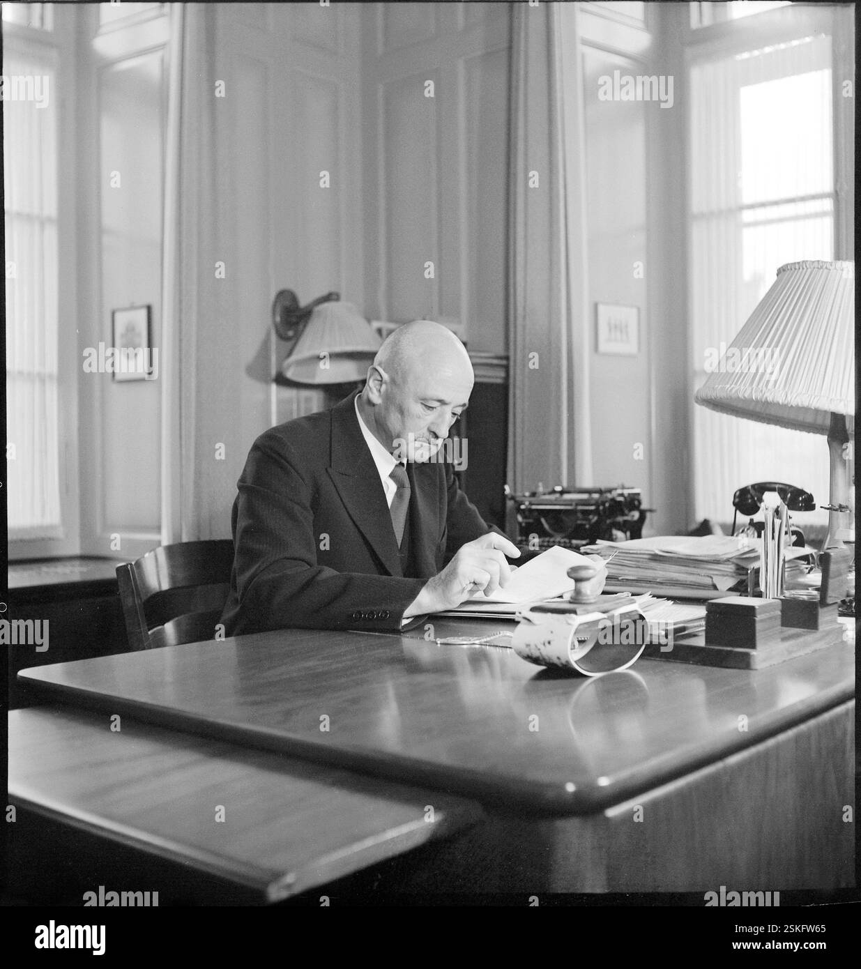 an seinem Pult im Büro#at his desk in office--- Dr. jur. Paul Altwegg ...