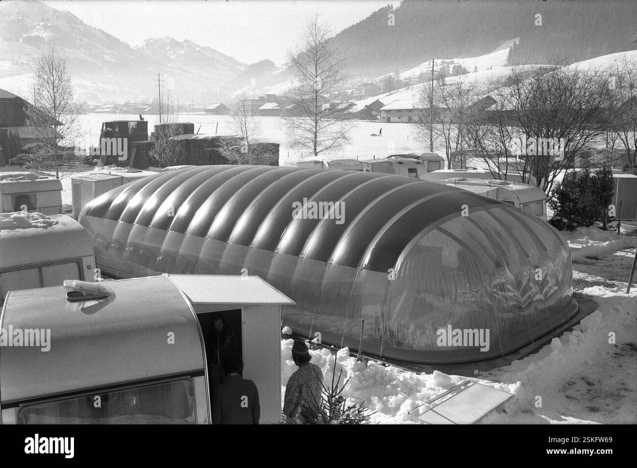 Schwimmbad wird dank aufblasbarem Kunststoffdach zu Hallenbad ...