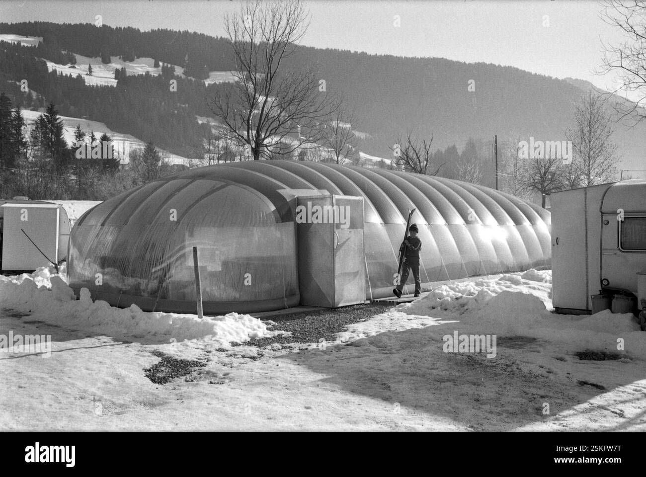 Schwimmbad wird dank aufblasbarem Kunststoffdach zu Hallenbad ...