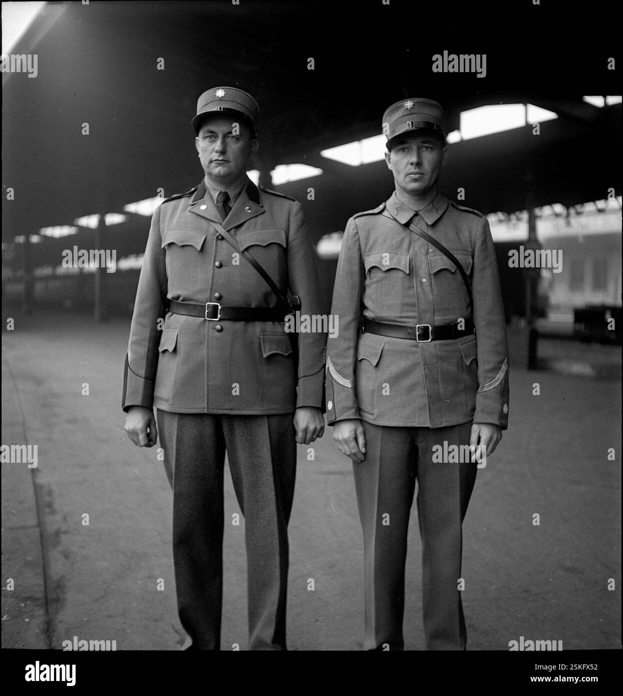 Basel, Zwei Grenzwächter in der neuen Uniform 1947#Basle, two frontier-guards wearing the new ...