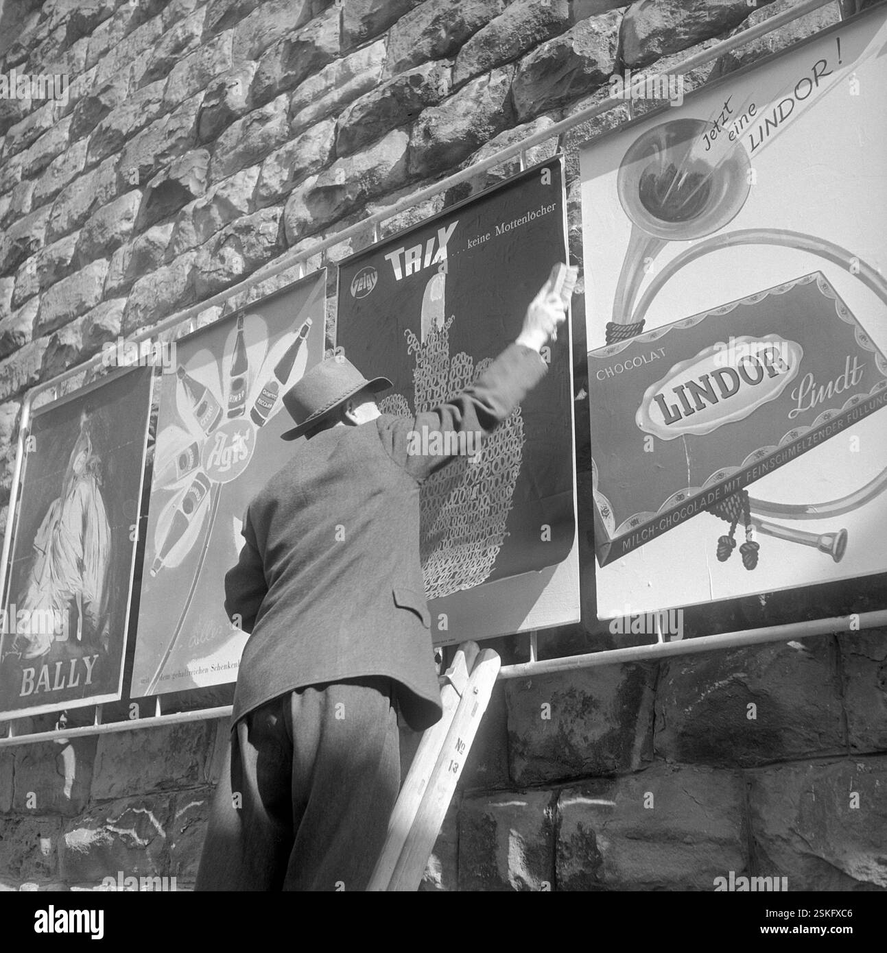 Plakatwerbung, Plakatwand, Mann beim Plakatieren, um 1950#Poster ...