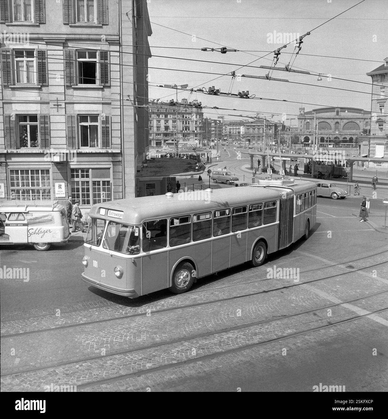Trolleybus beim Bahnhof Zürich, um 1955#Trolley bus near the Zurich ...