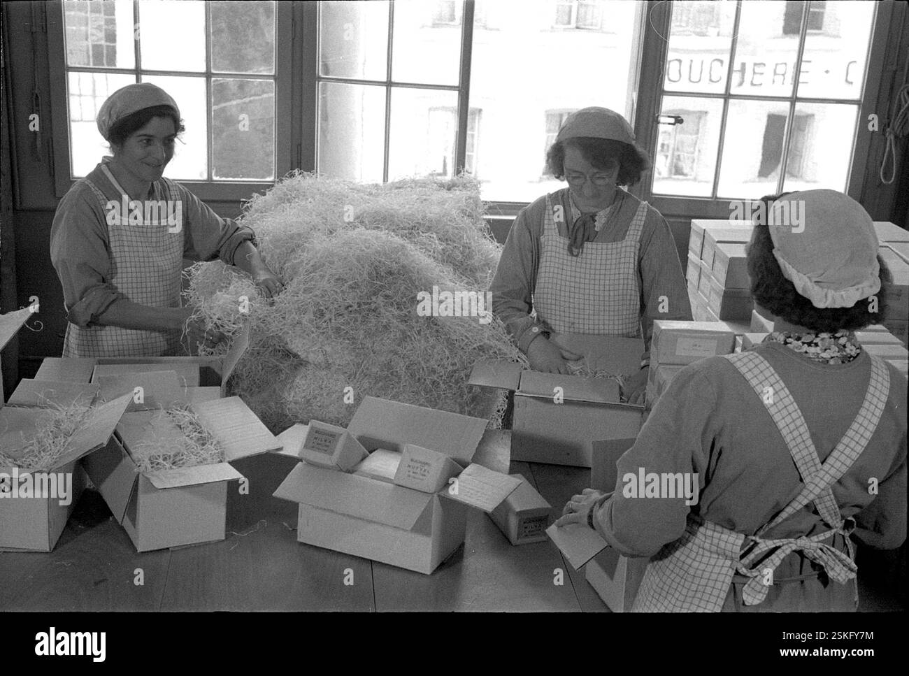 Arbeiterinnen verpacken Schokolade in der Schokoladefabrik Suchard in ...