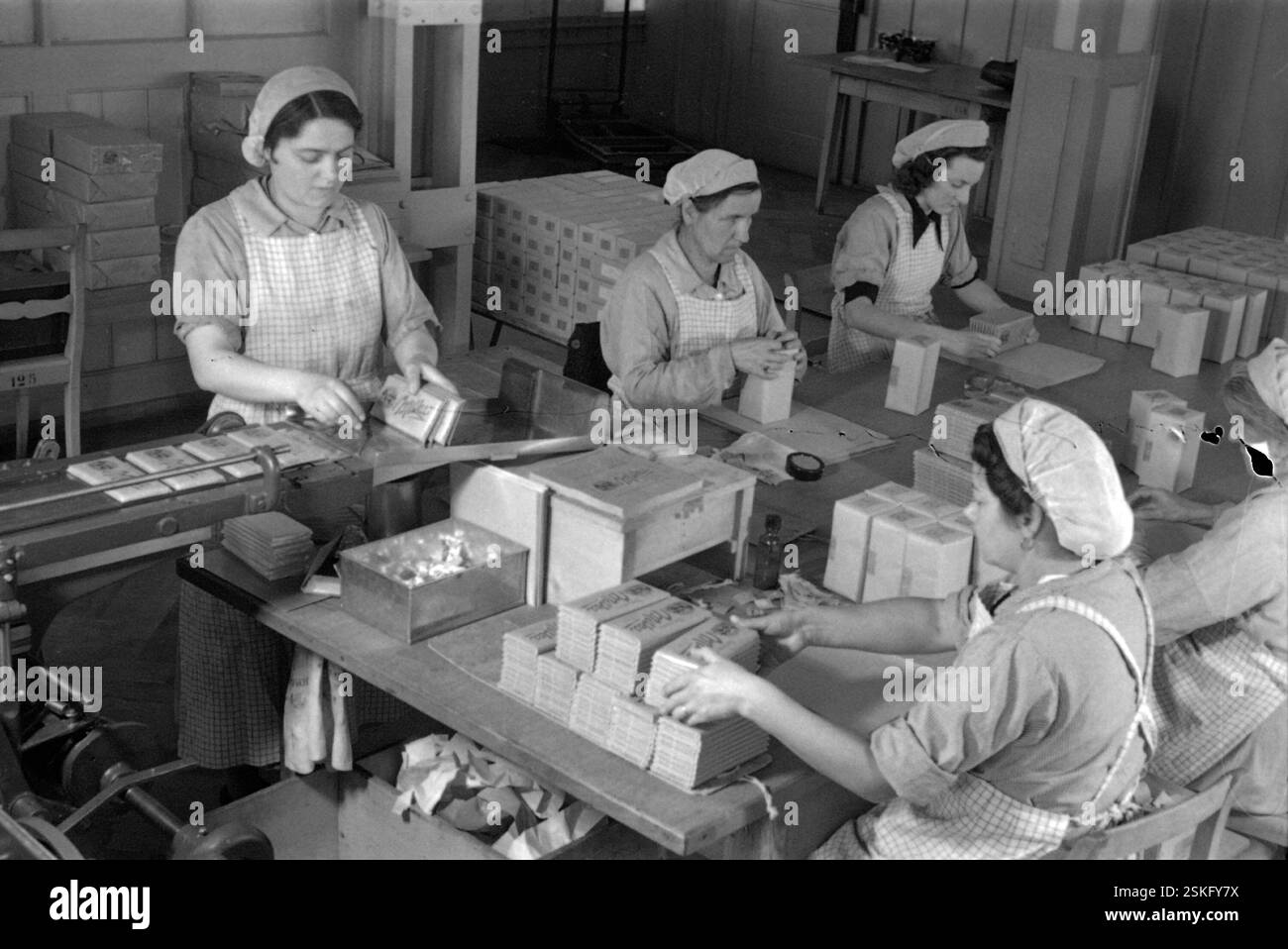 Arbeiterinnen verpacken Schokolade in der Schokoladefabrik Suchard in ...
