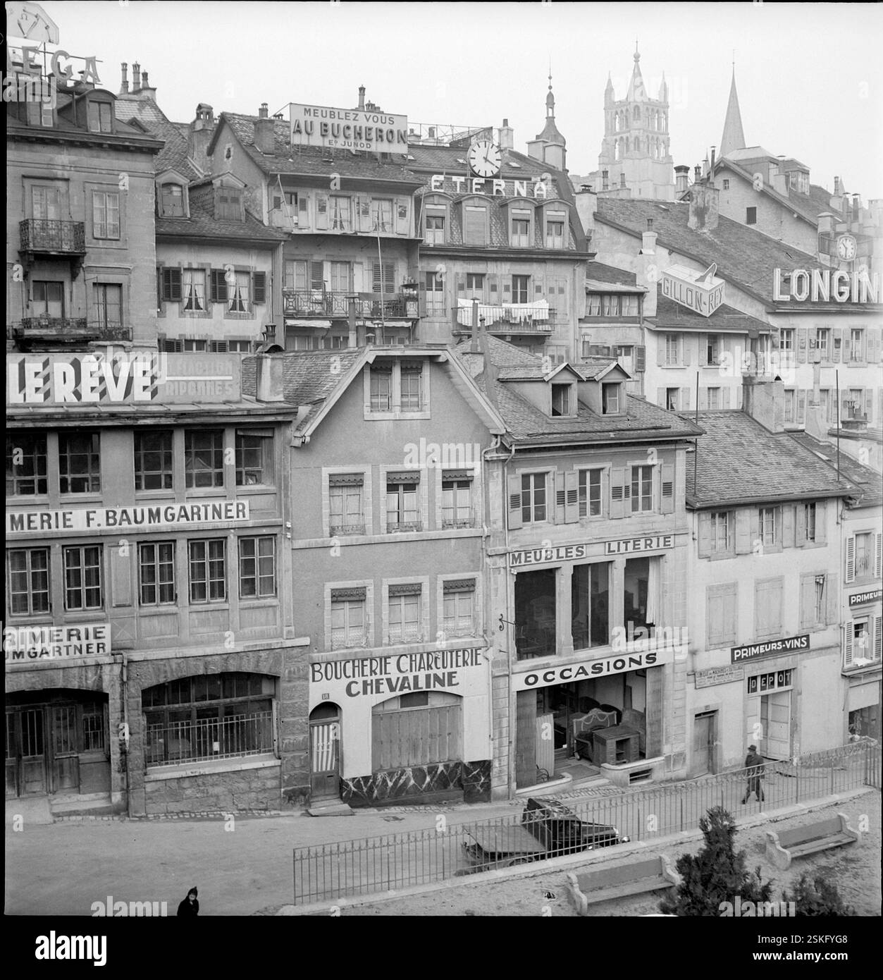 Leuchtschriften und Firmenschilder an Gebäuden in Lausanne 1944#neon ...