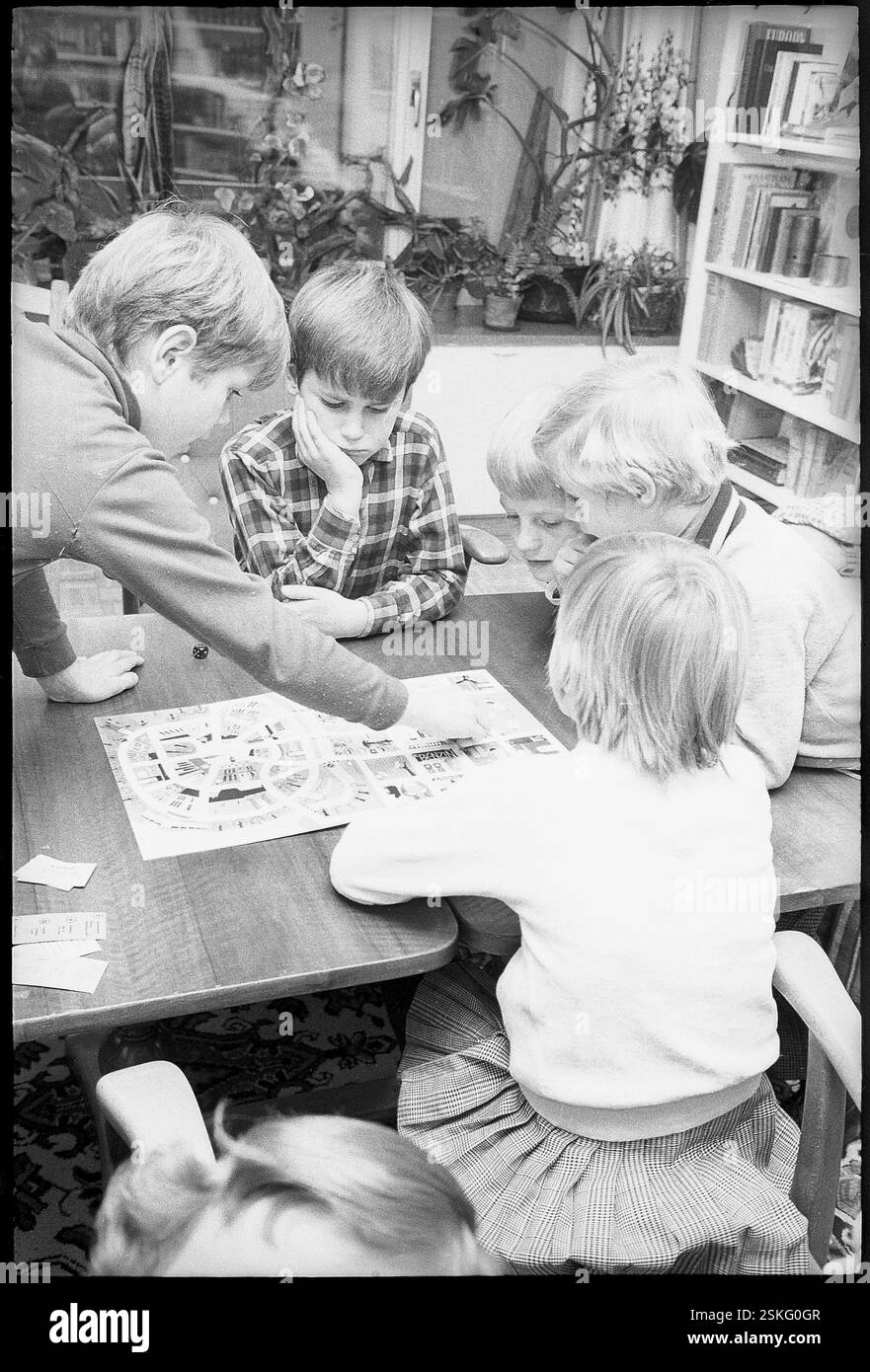 Kinder spielen ein Brettspiel, 1967#Children playing a board game, 1967 ...