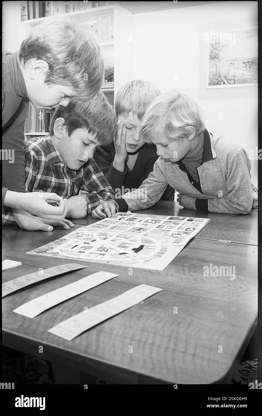 Kinder spielen ein Brettspiel, 1967#Children playing a board game, 1967 ...