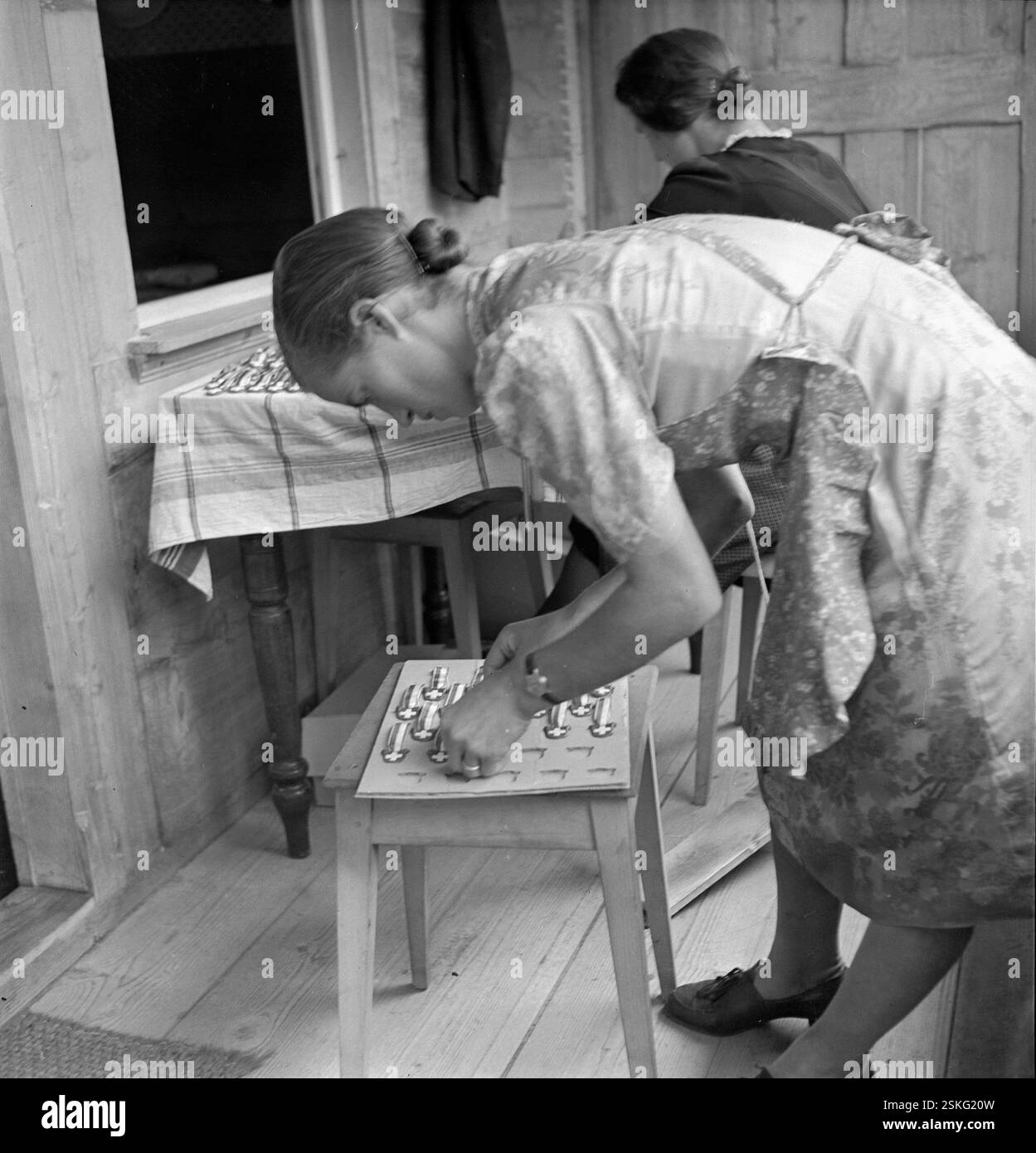 Herstellung von Winterhilfe Abzeichen 1943#Winterhilfe badge production ...