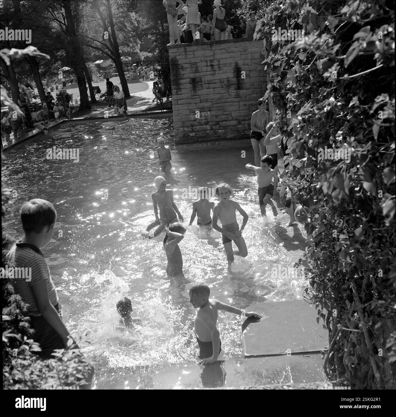 Kinder beim Plantschen, Baden, Abenteurspielplatz, Robinsonspielplatz ...