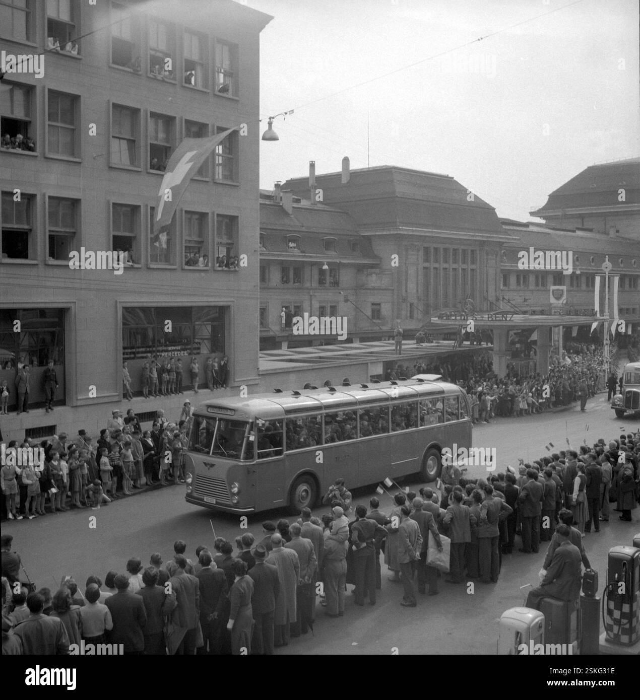 50 Jahre Simplontunnel, Schaulustige erwarten Ehrengäste am ...