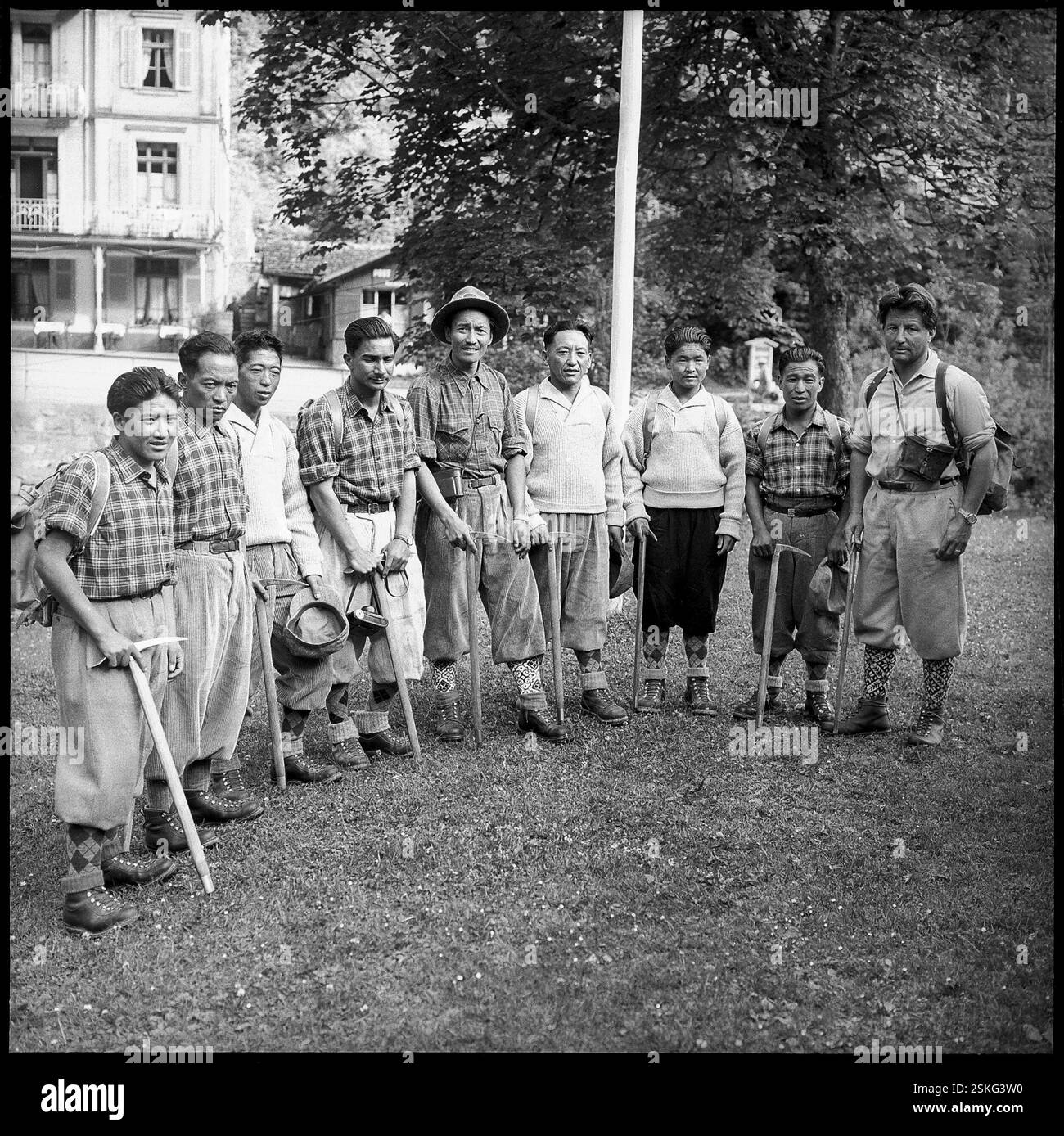 Kader des neuen Himalayan Mountaineering Institute; u.a. Tenking Norkay ...