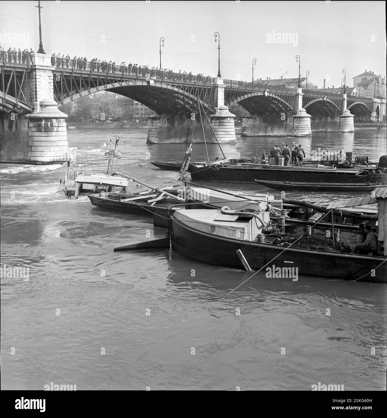 Oeltanker "Badella" rammt Brückenpfeiler, Basel 1960: Bergungsarbeiten#Oil tanker "Badella ...