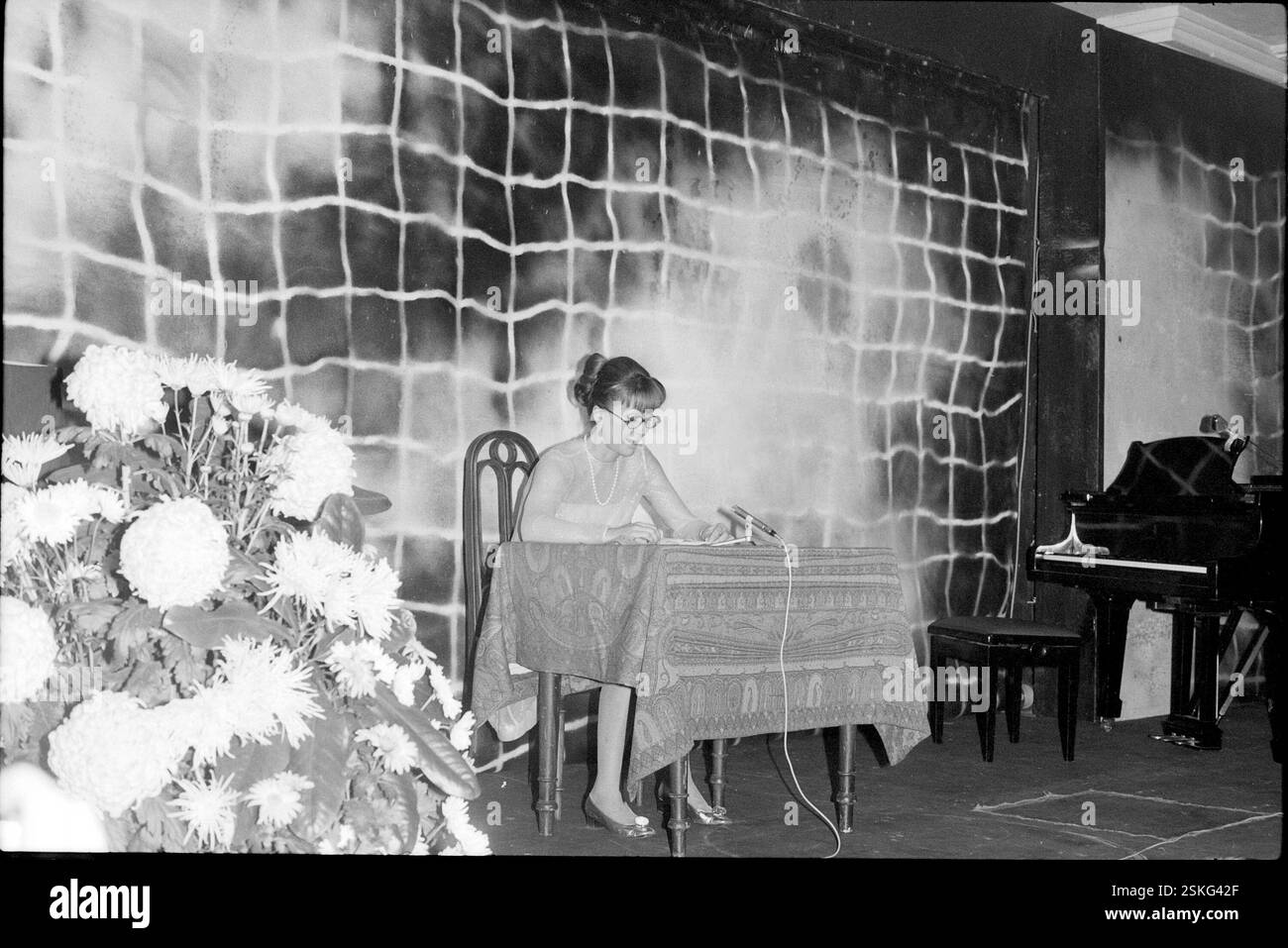 Lilo Pulver liest aus "Heidi" im Theater am Neumarkt, Zürich 1968#Lilo ...