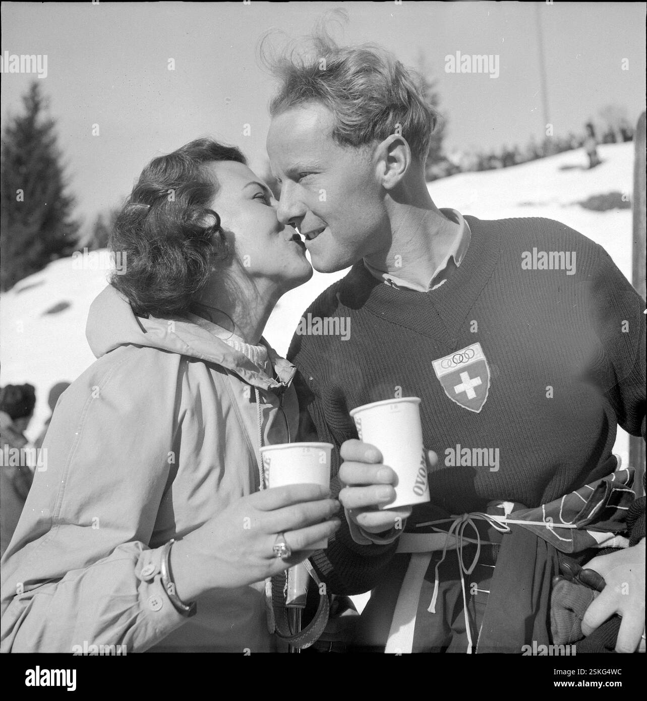 Skirennfahrer Fredy Rubi mit seiner Frau in Andermatt 1950#Skier Fredy ...