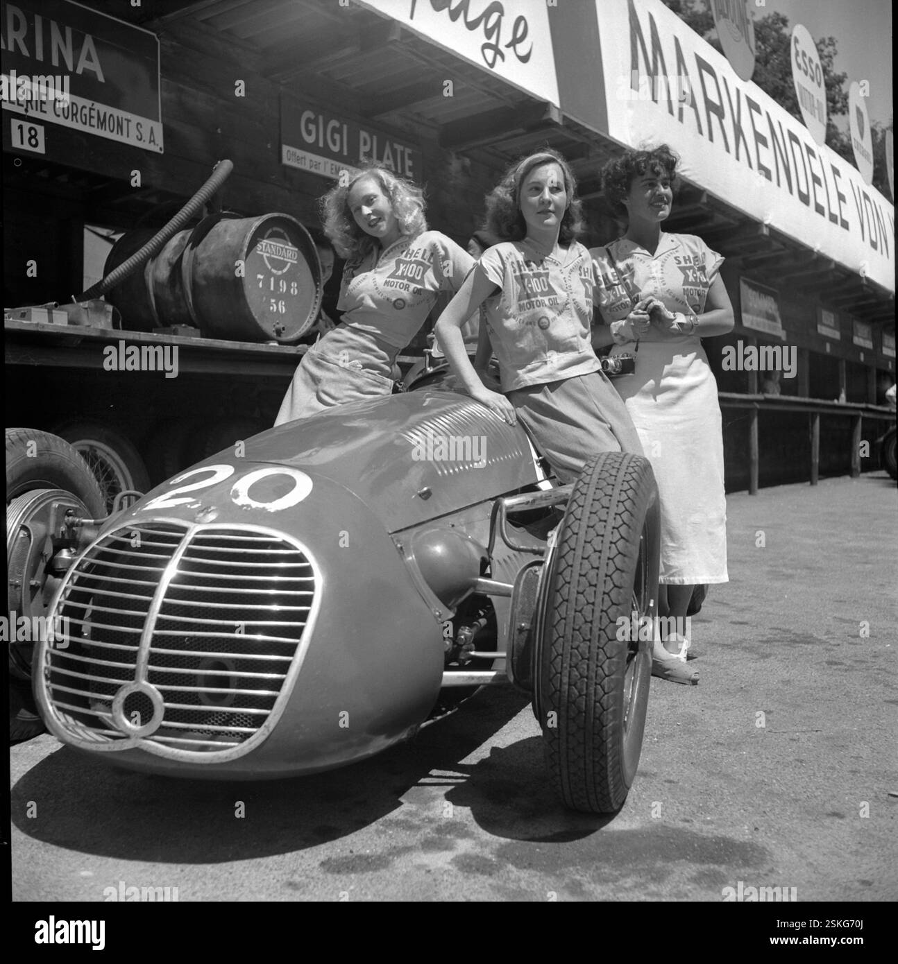 GP von Bern 1949: drei junge Damen beim Posieren um Rennwagen#GP of ...