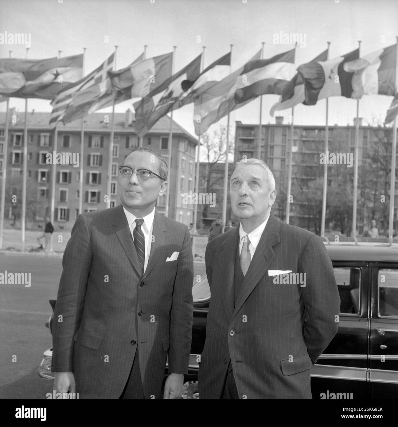 UNO-Generalsekretär U Thant vor dem UIT-Sitz, Genf, 1962#UN secretary ...