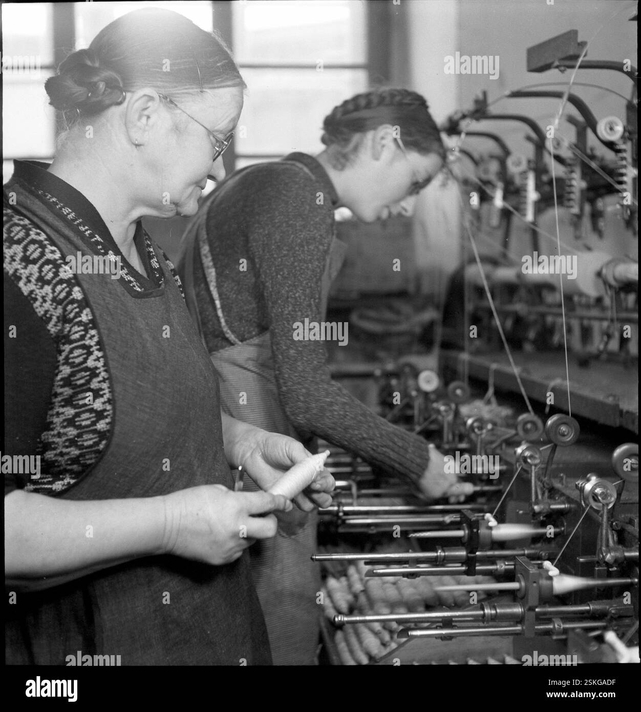 Textilfabrik Gut AG, Frau bedient Webmaschine, 1940#Gut AG textile ...