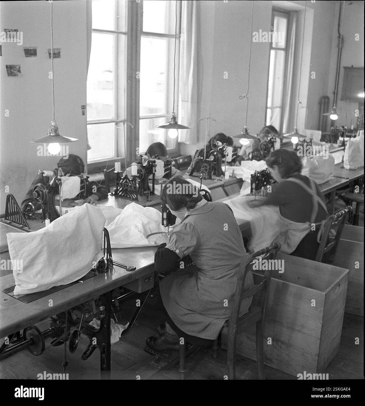 Textilfabrik Gut AG, Näherin, 1940#Gut AG textile factory, seamstress ...