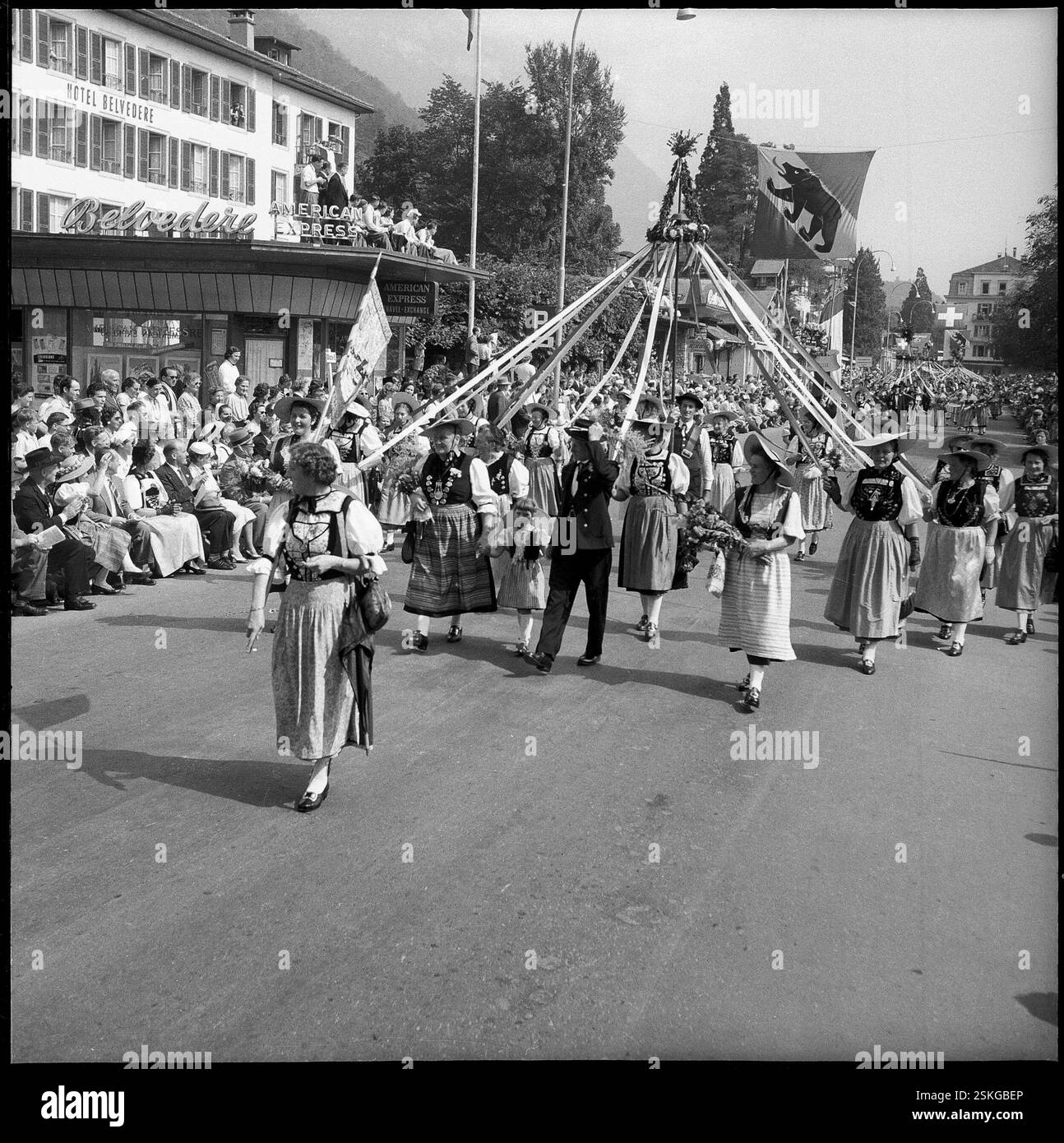 Schweizerisches Trachten- und Alphirtenfest in Interlaken 1955: Umzug ...
