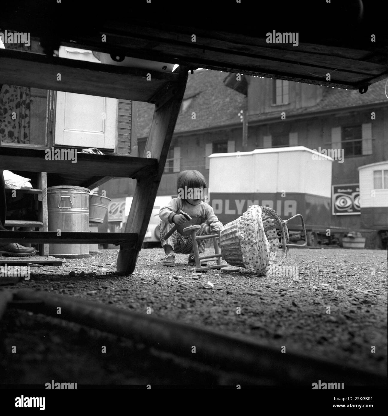 Zirkus Olympia 1958, kleines Mädchen beim Spielen mit Puppenwagen und ...
