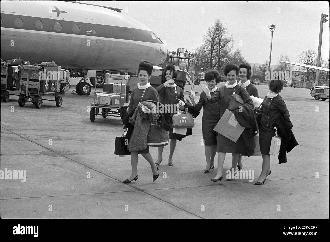 Hostessen der Schokoladefabrik Tobler auf dem Flughafen Zürich-Kloten ...
