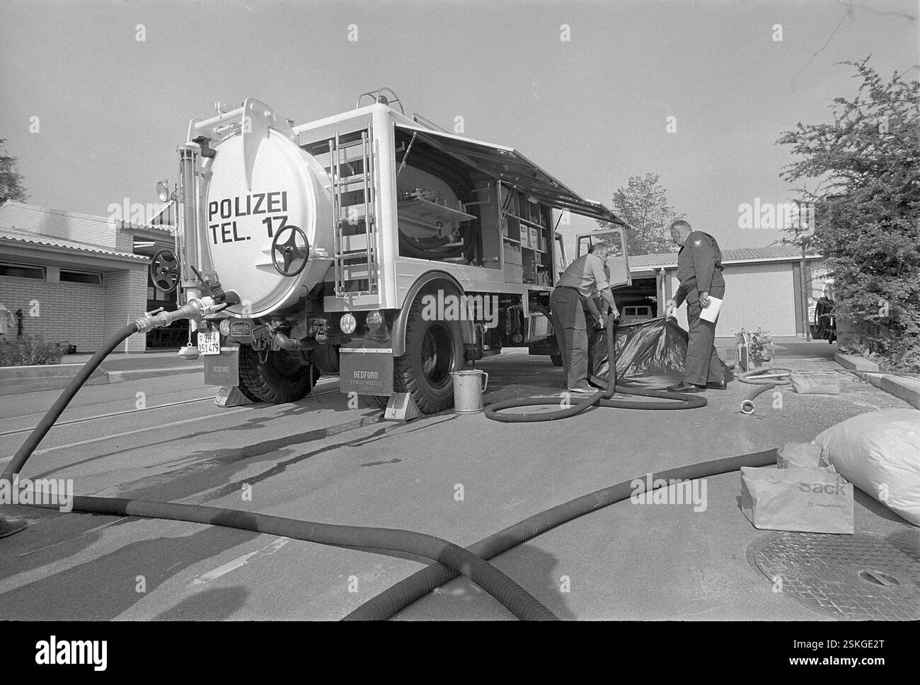Wasser absaugen bei Ölschäden in Gewässern#Waterpump against water ...