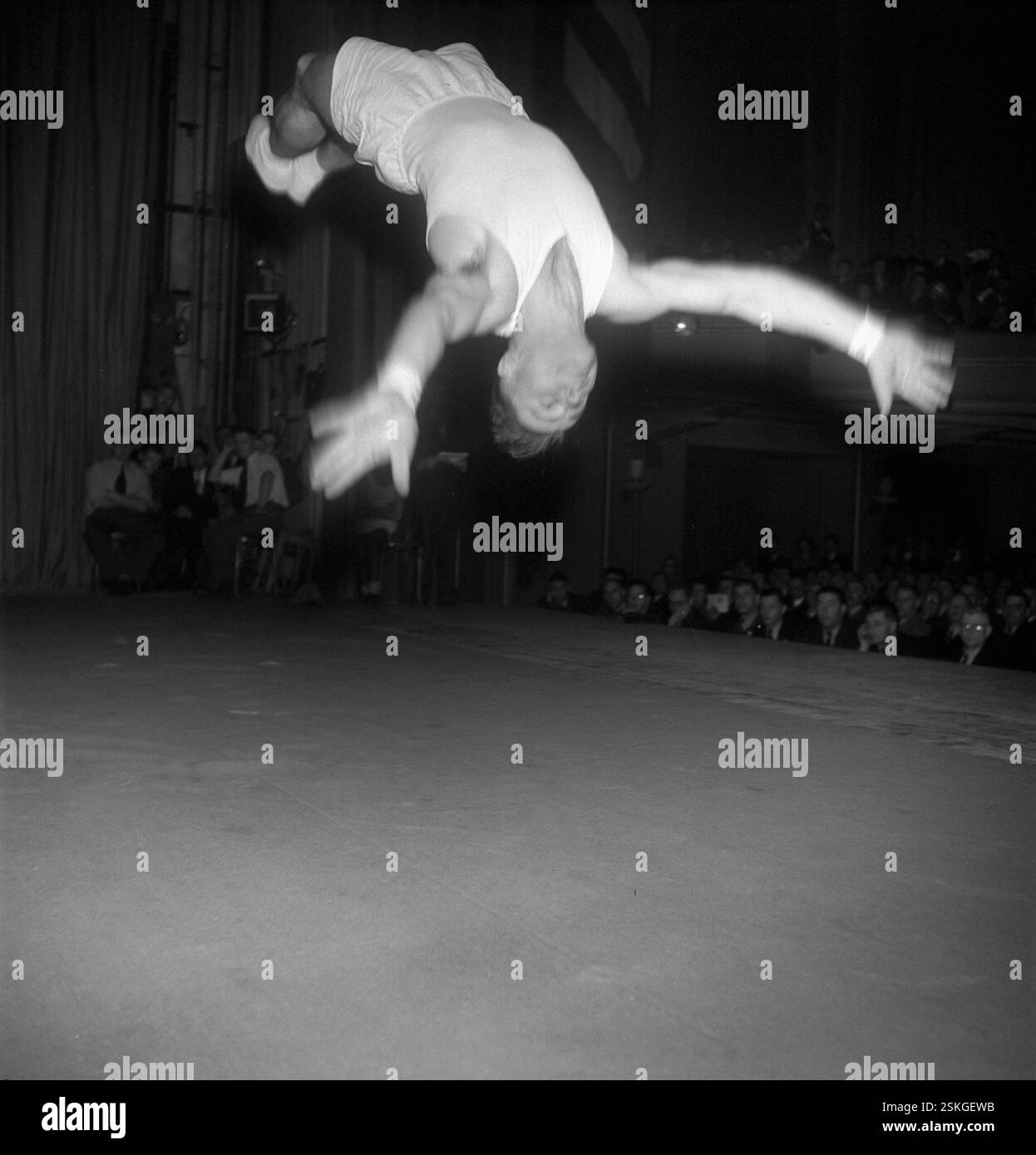 Back handspring hi-res stock photography and images - Alamy