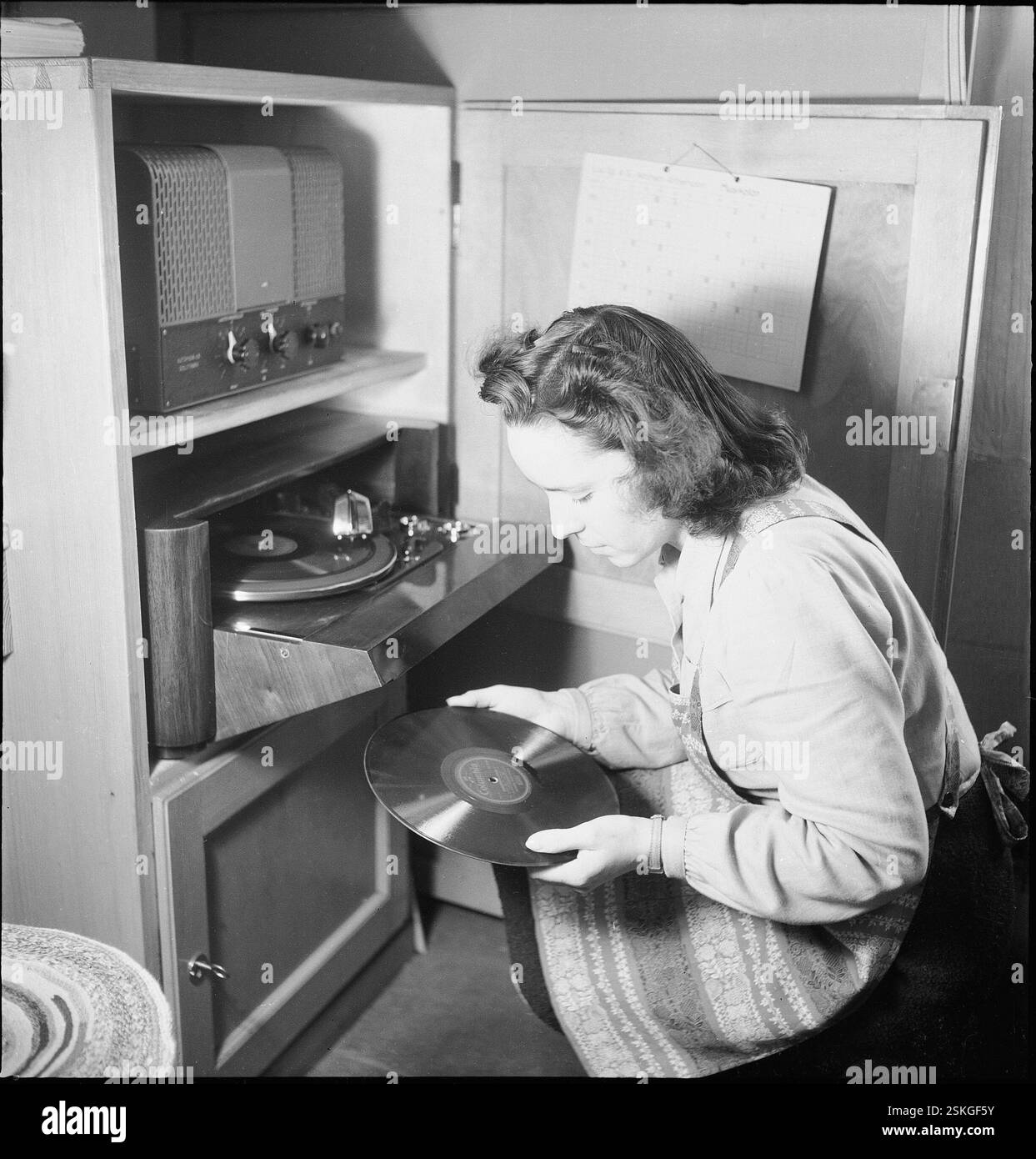 Frau beim Schallplatte auflegen, Schokoladefabrik Lindt & Sprüngli ...