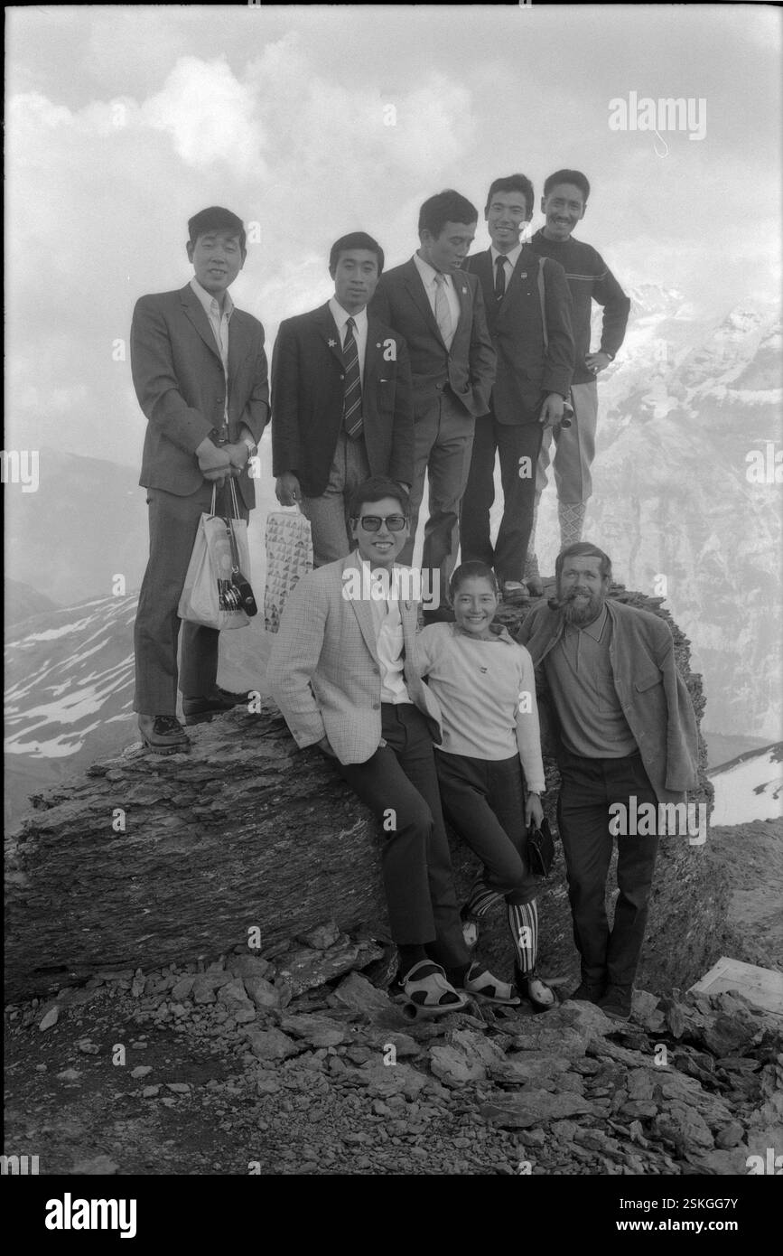 Toni Hiebeler, Sherpa Tensing und die sechs Eiger-Japaner auf dem ...