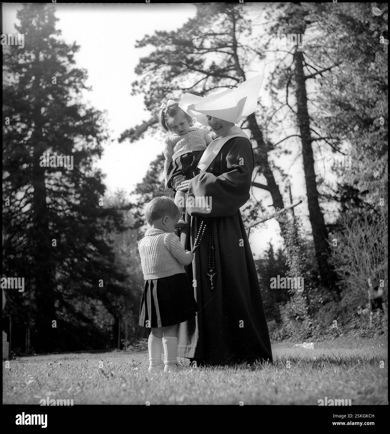 Nonne mit Waisenkindern im Garten # Nun with orphans in the garden ...